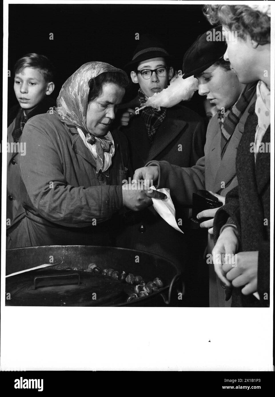 People money 1950s hi-res stock photography and images - Alamy