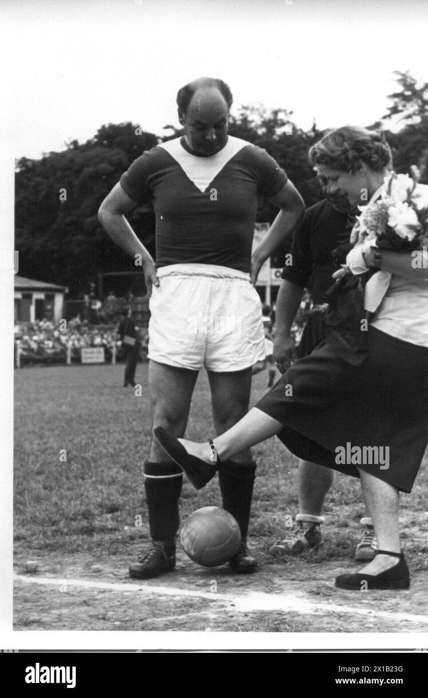 Paula Wessely during Ankick, sceptically view from Fred Liewehr., 1960 ...