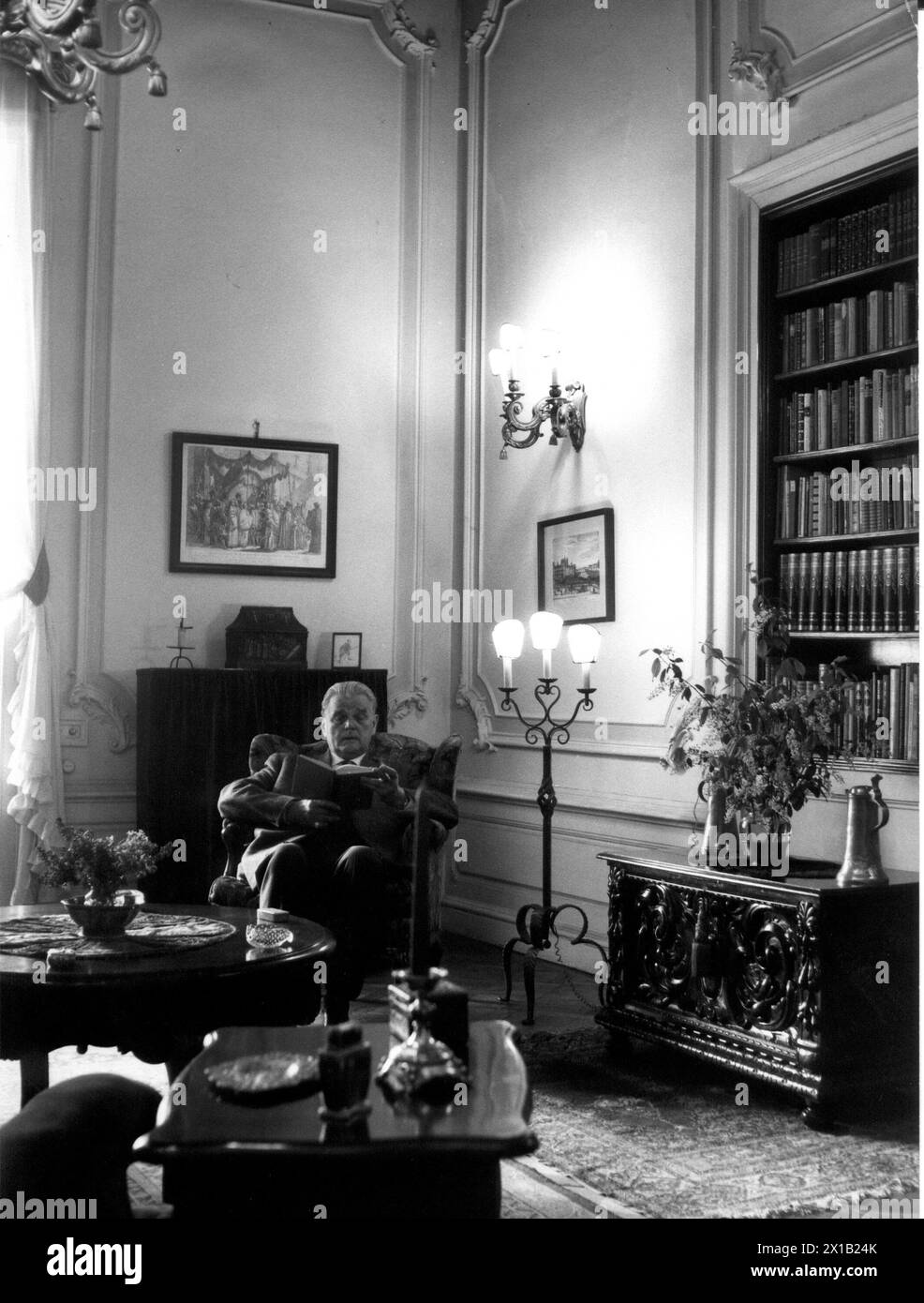 Chamber singer Alfred Jerger, living in the former room of the crown ...