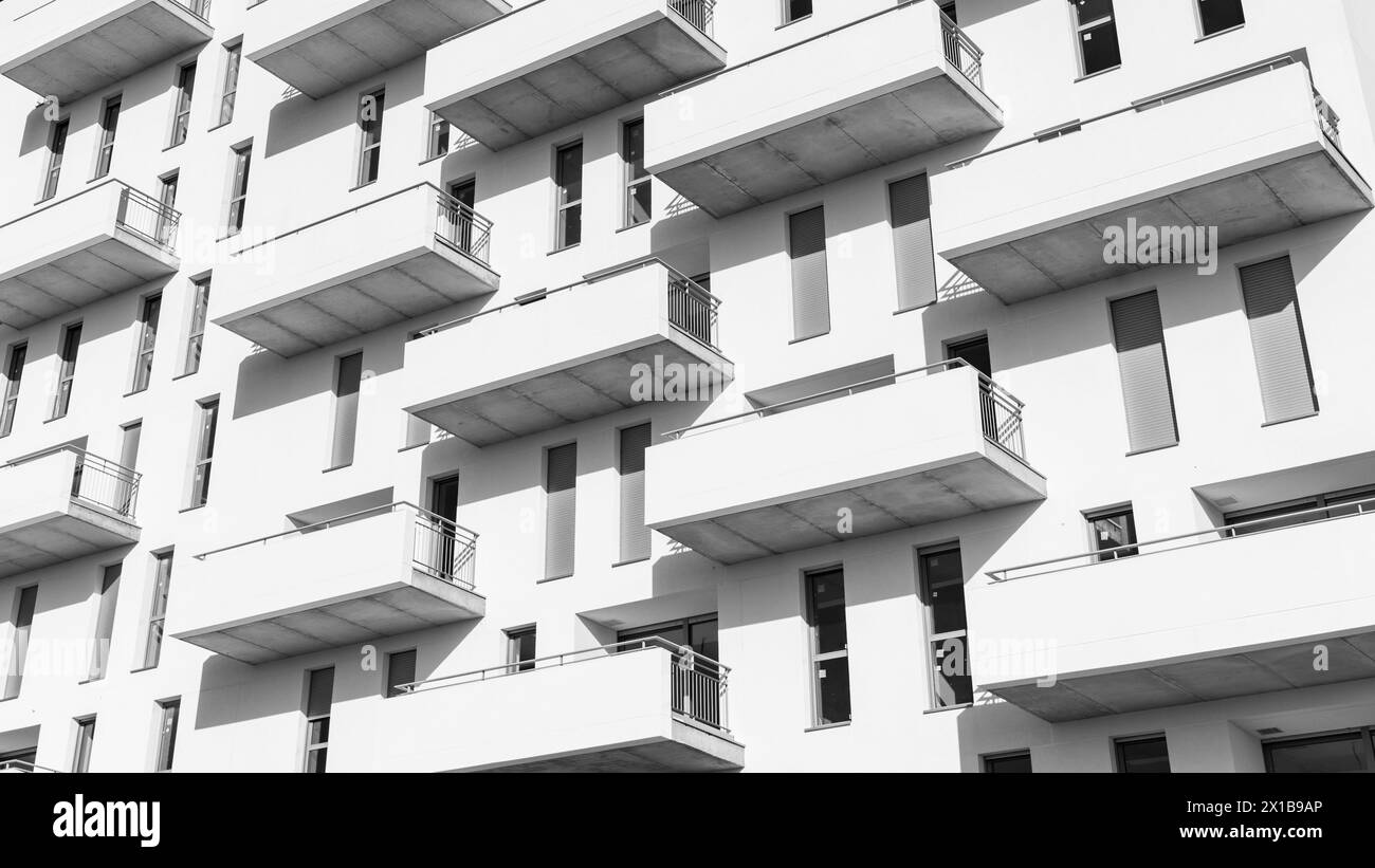 Fachada con balcones y ventanas de un moderno edificio en una ciudad ...
