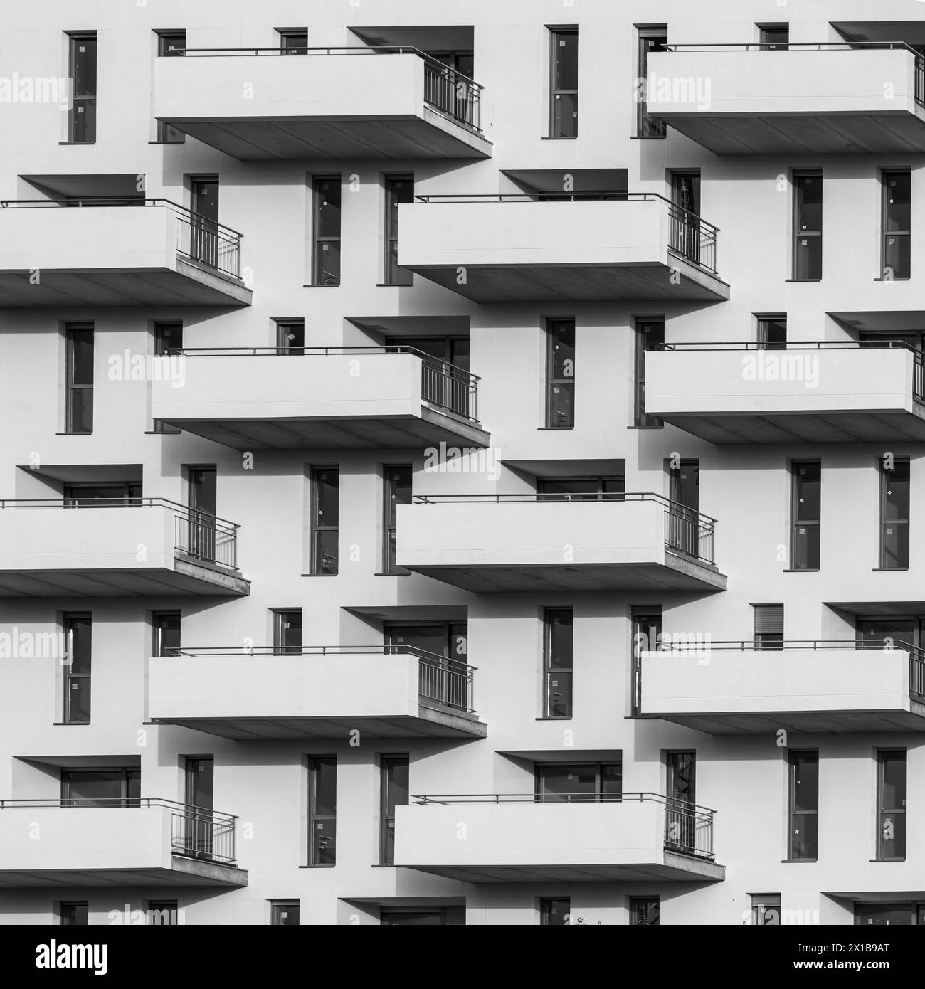 Fachada con balcones y ventanas de un moderno edificio en una ciudad ...