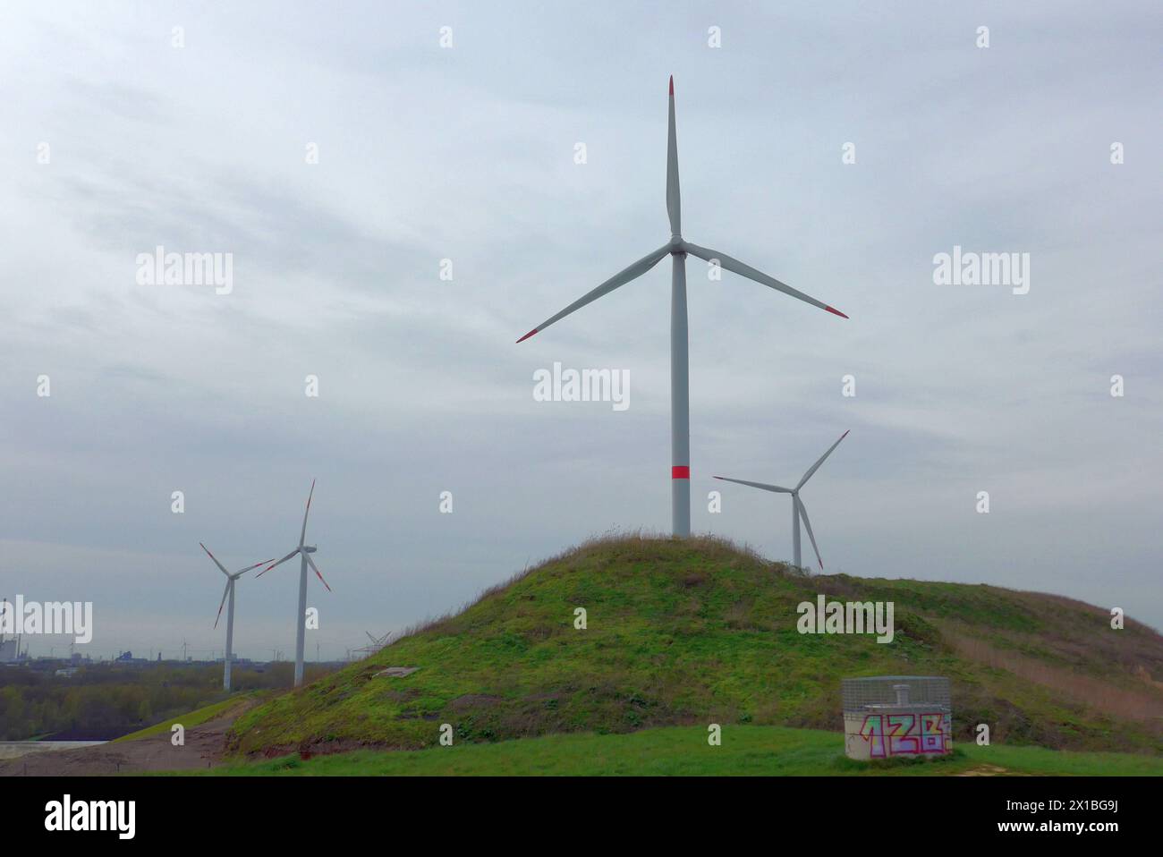 Blick von der Kunstinstallation Metalhenge auf dem stillgelegten ...