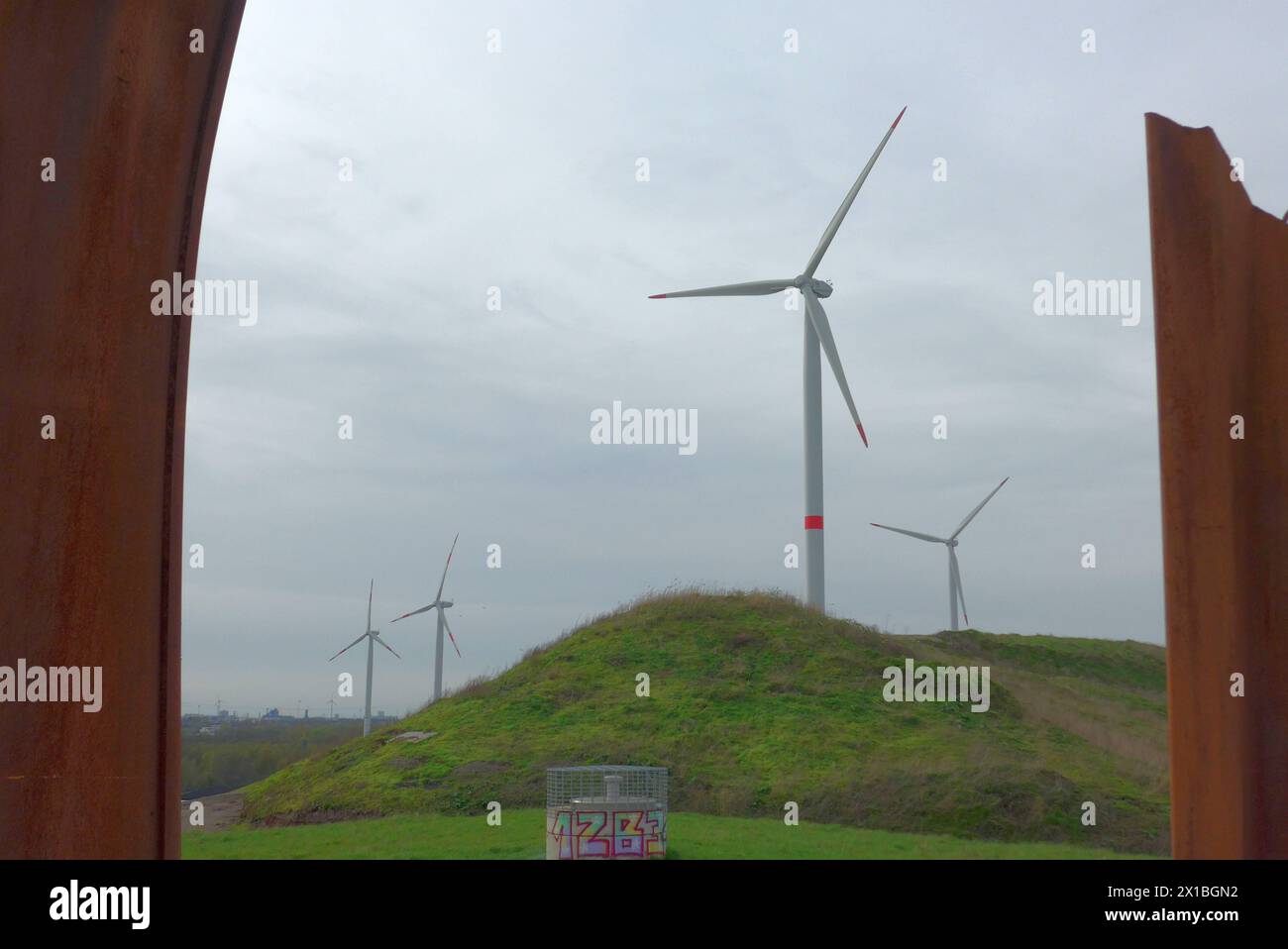 Blick von der Kunstinstallation Metalhenge auf dem stillgelegten ...