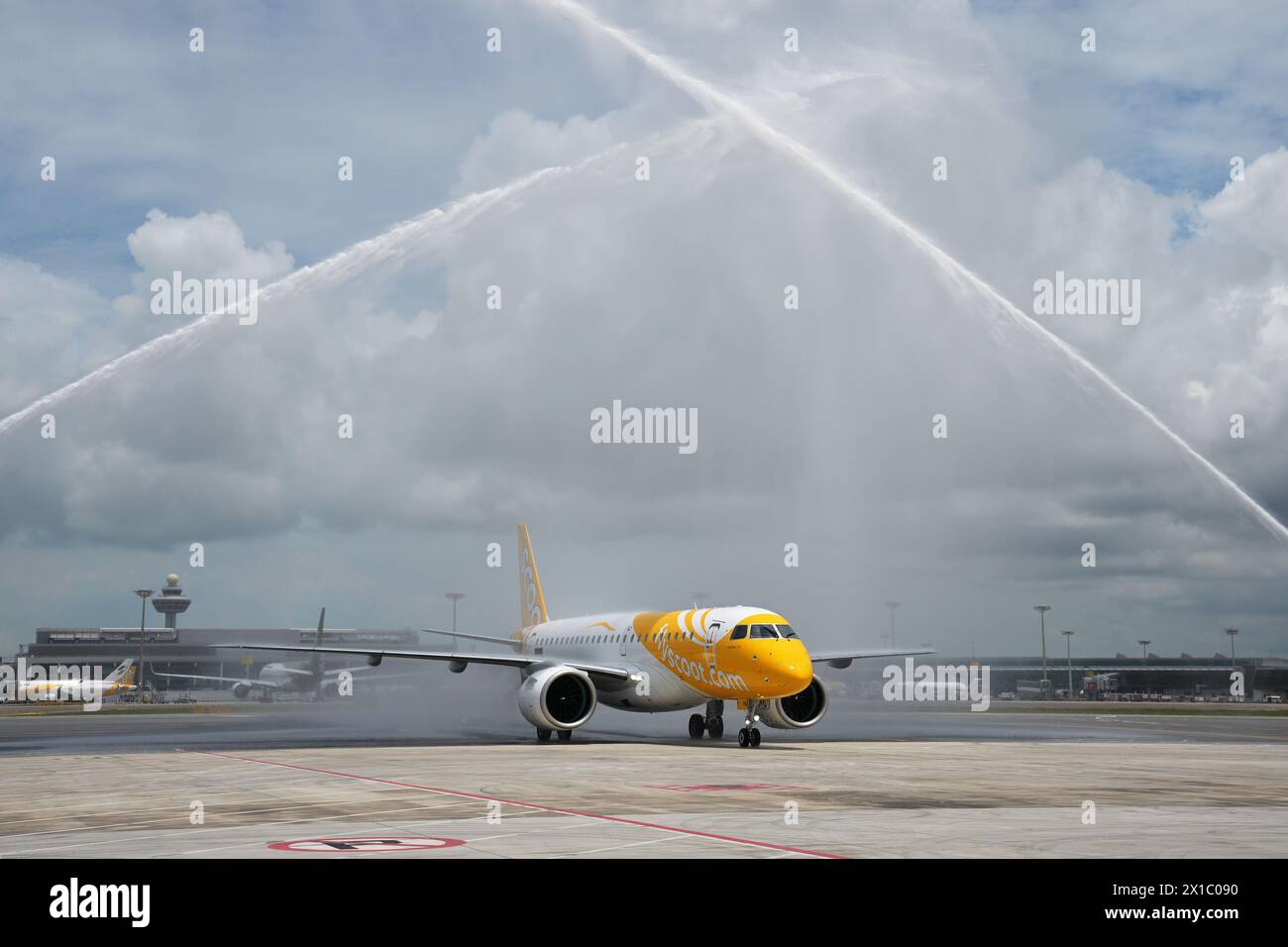 (240416) -- SINGAPORE, April 16, 2024 (Xinhua) -- An Embraer E190-E2 ...