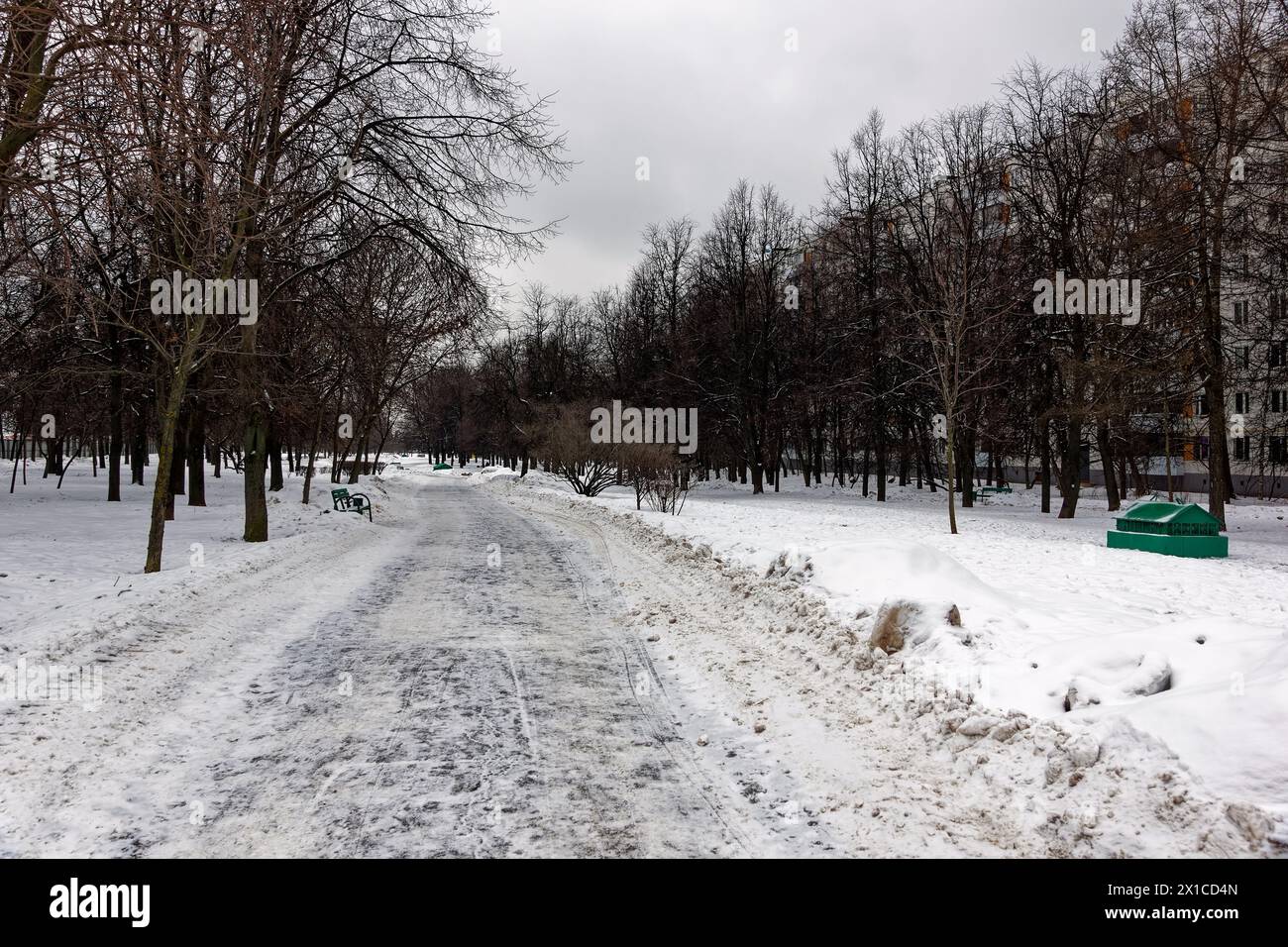 Covered paths hi-res stock photography and images - Alamy