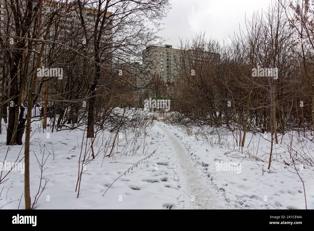 Covered paths hi-res stock photography and images - Alamy