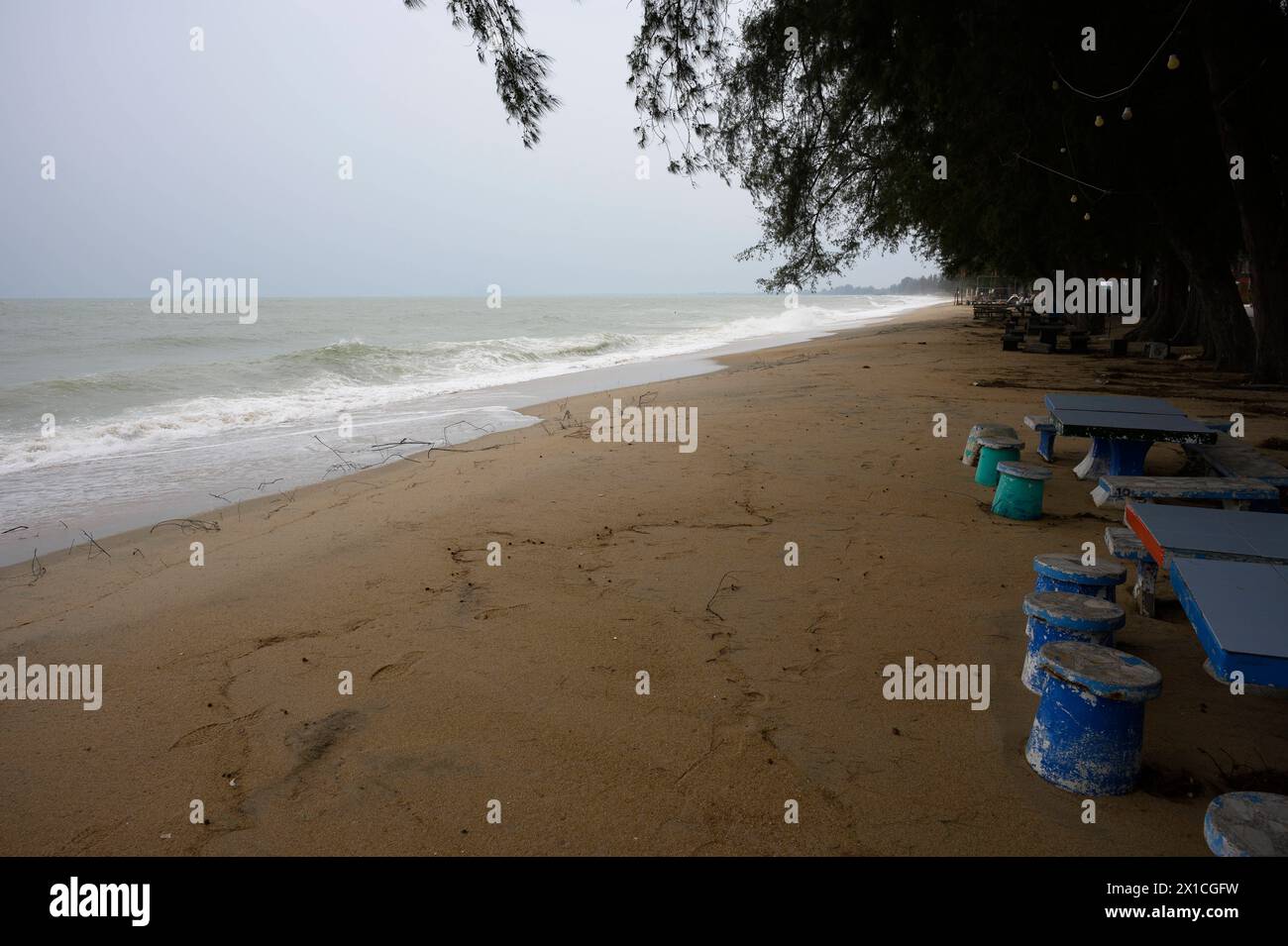 Schlechtes Wetter und hohe Wellen am Strand von Ban Krut Baan Krood ...