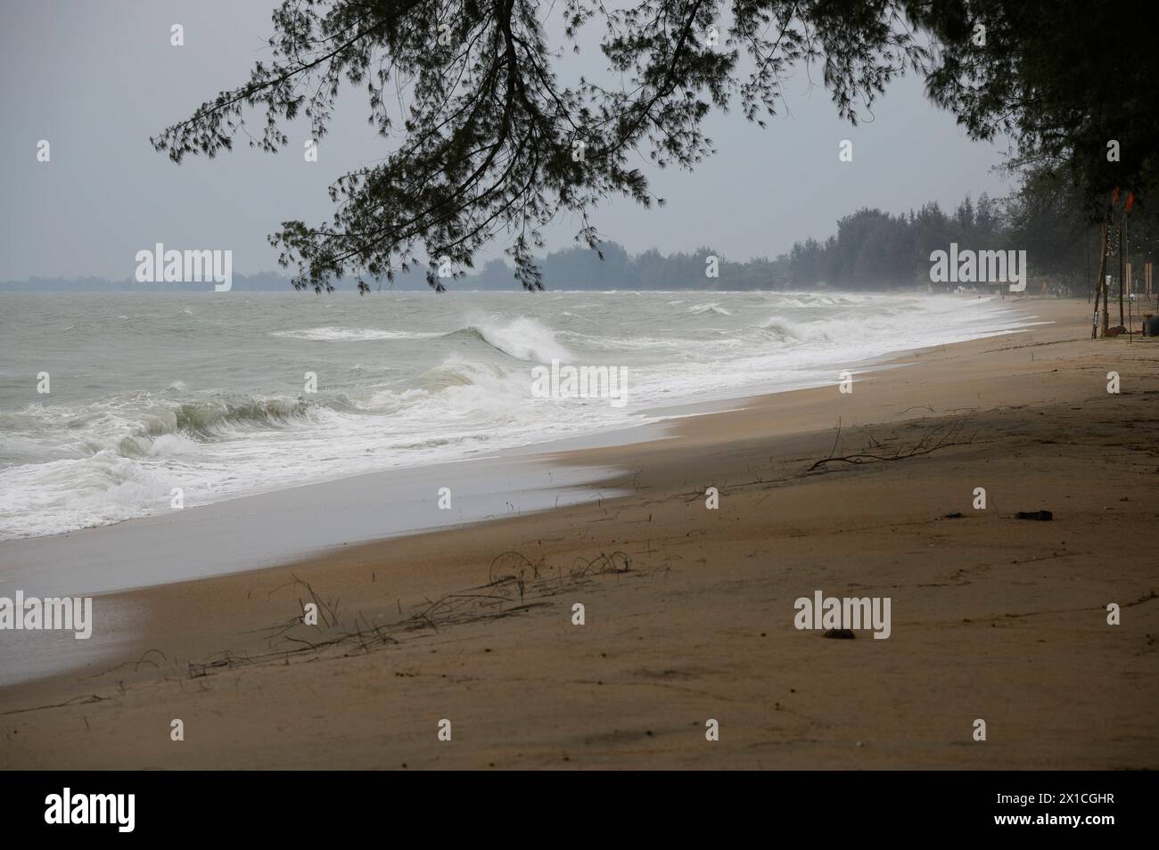 Schlechtes Wetter und hohe Wellen am Strand von Ban Krut Baan Krood ...