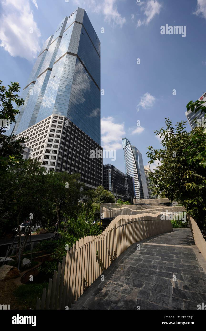 Hochhaus beim Chong Nonsi Kanal Park - Bangkok - Thailand, 11.01.2024 ...