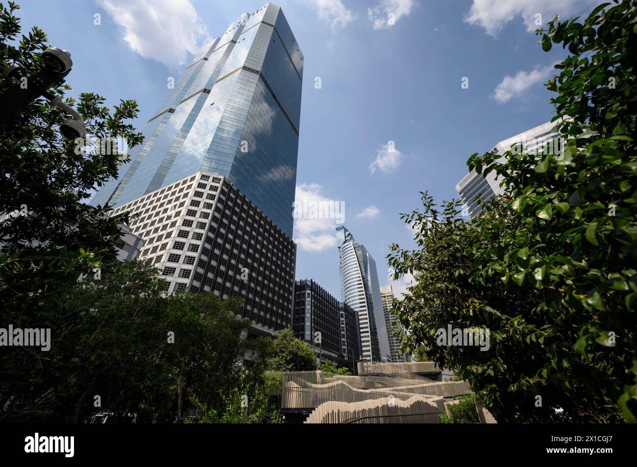 Hochhaus beim Chong Nonsi Kanal Park - Bangkok - Thailand, 11.01.2024 ...