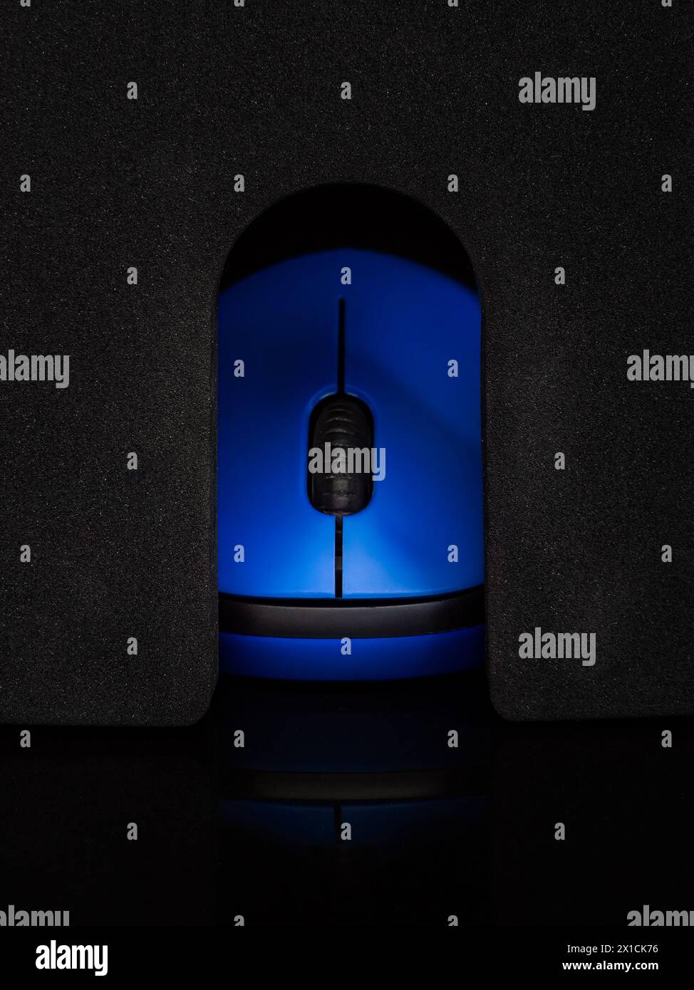 Computer mouse, trapped. Concept, metaphor Stock Photo - Alamy