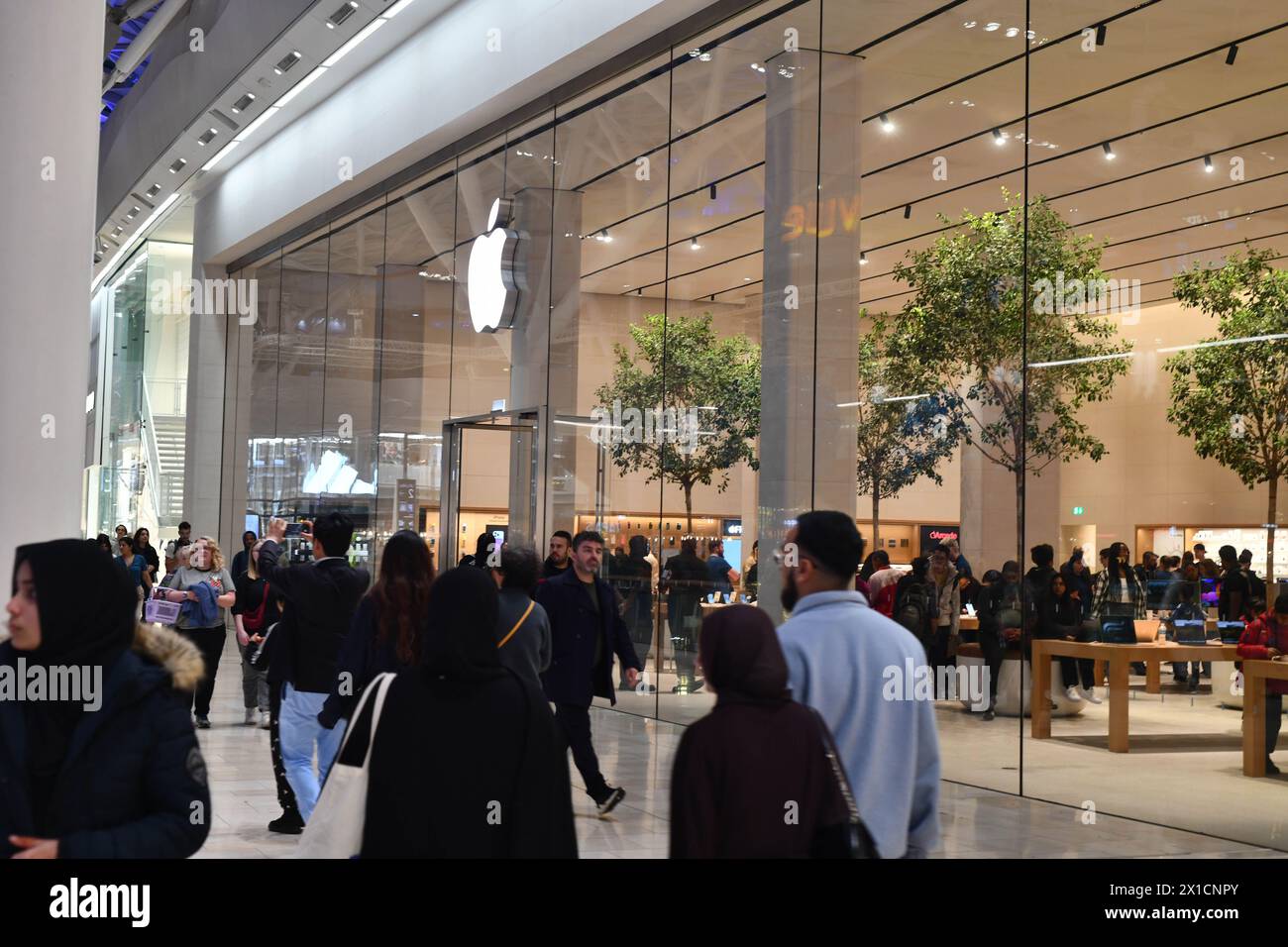Apple westfield west london hi-res stock photography and images - Alamy