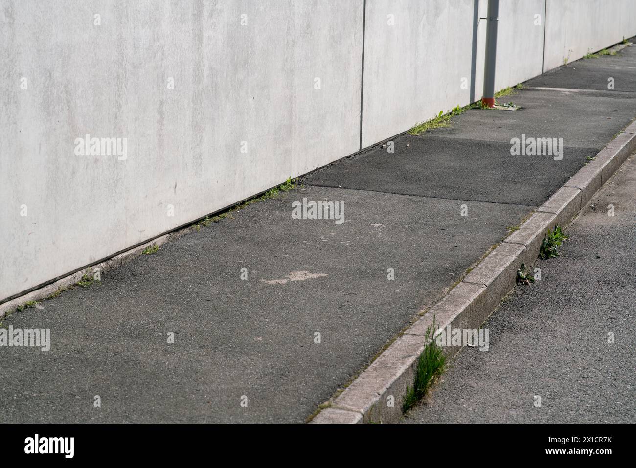 empty sidewalk, in an industrial area, urban elements in perspective without people Stock Photo ...
