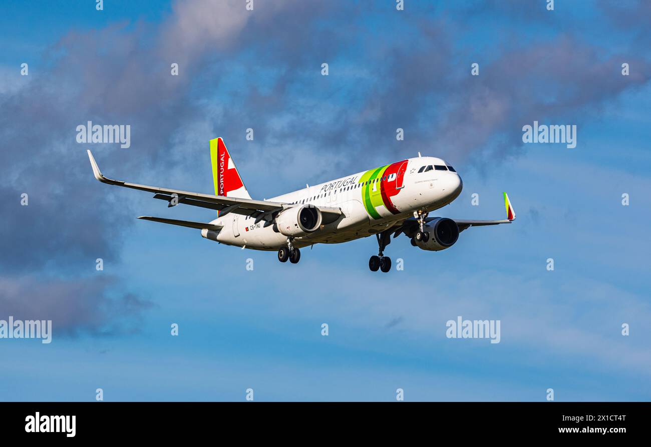 A TAP Air Portugal Airbus A320-214 is on final approach to Zurich ...