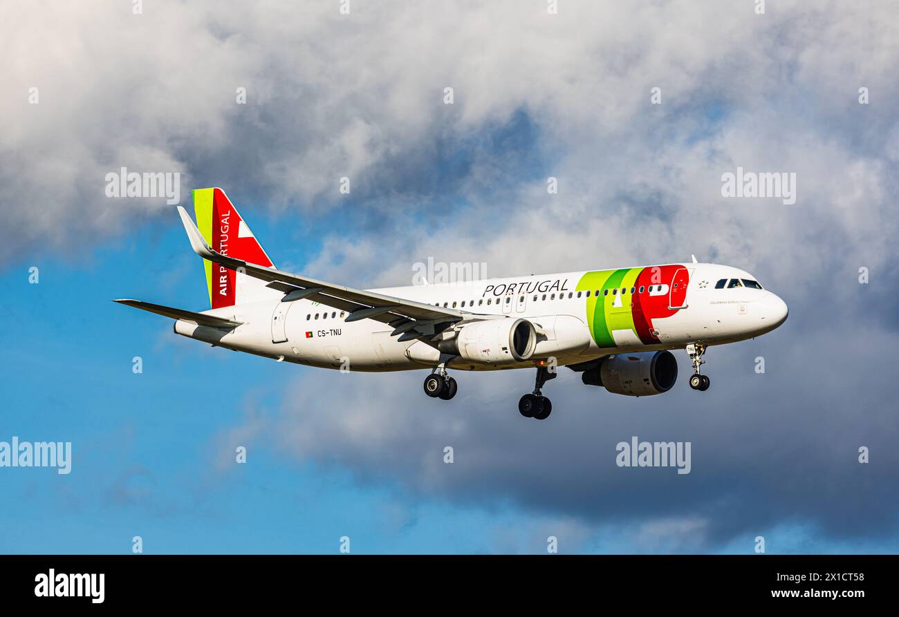 A TAP Air Portugal Airbus A320-214 is on final approach to Zurich ...