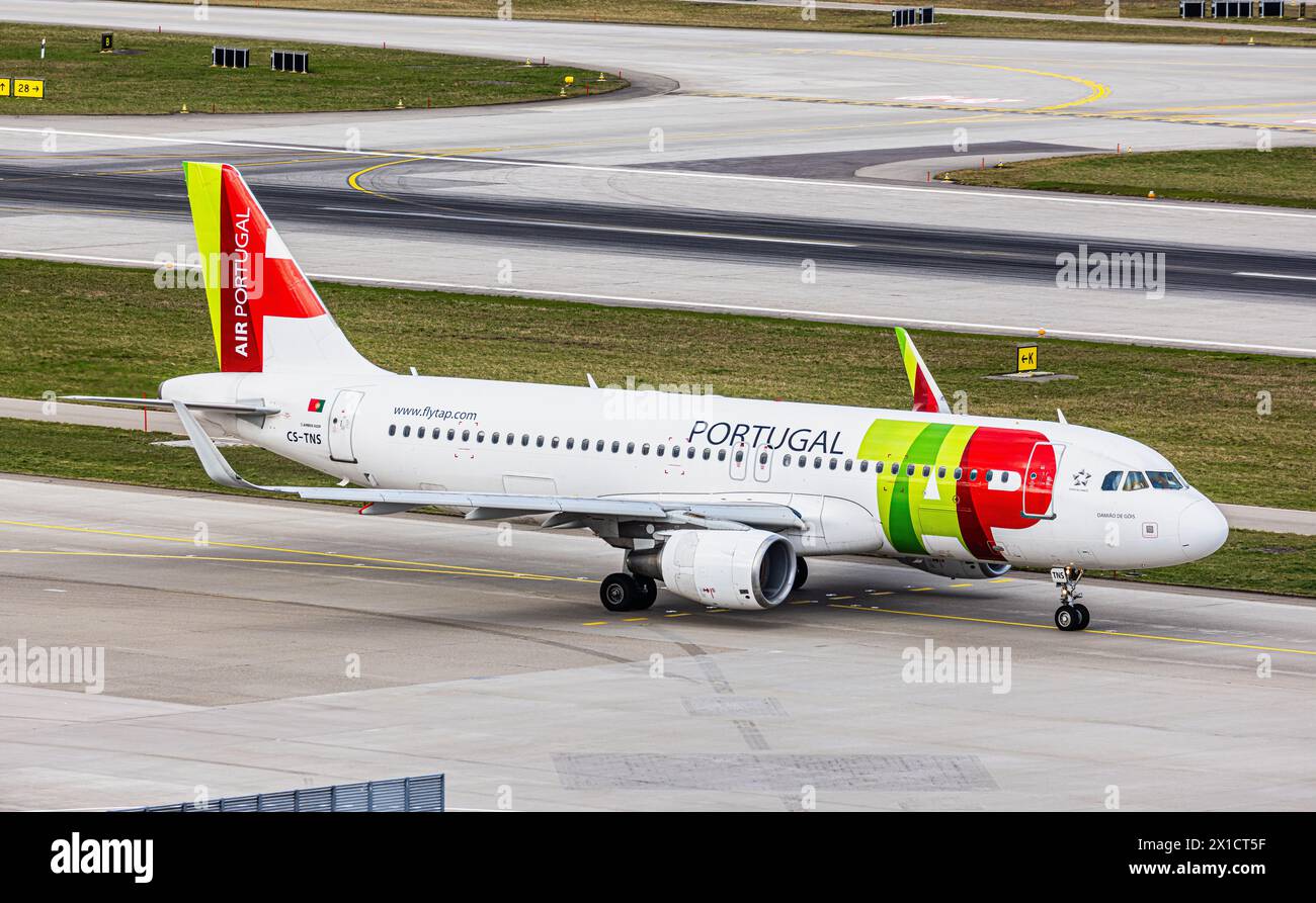 A TAP Air Portugal Airbus A320-214 taxis to the runway at Zurich ...