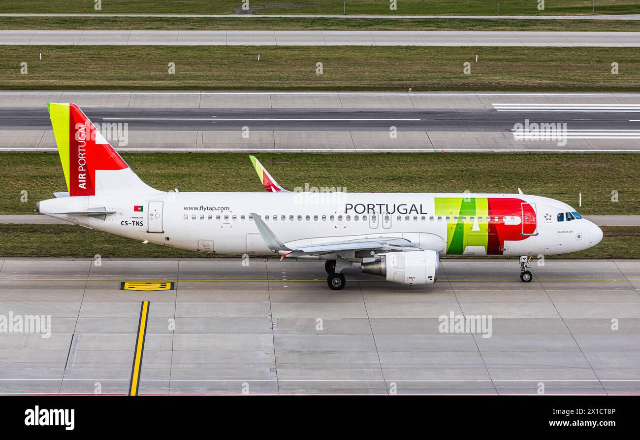A TAP Air Portugal Airbus A320-214 taxis to the runway at Zurich ...