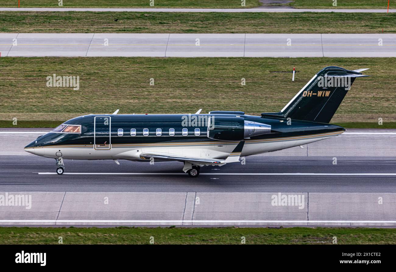 A JetFlite Bombardier Challenger 600 takes off from Zurich Airport ...
