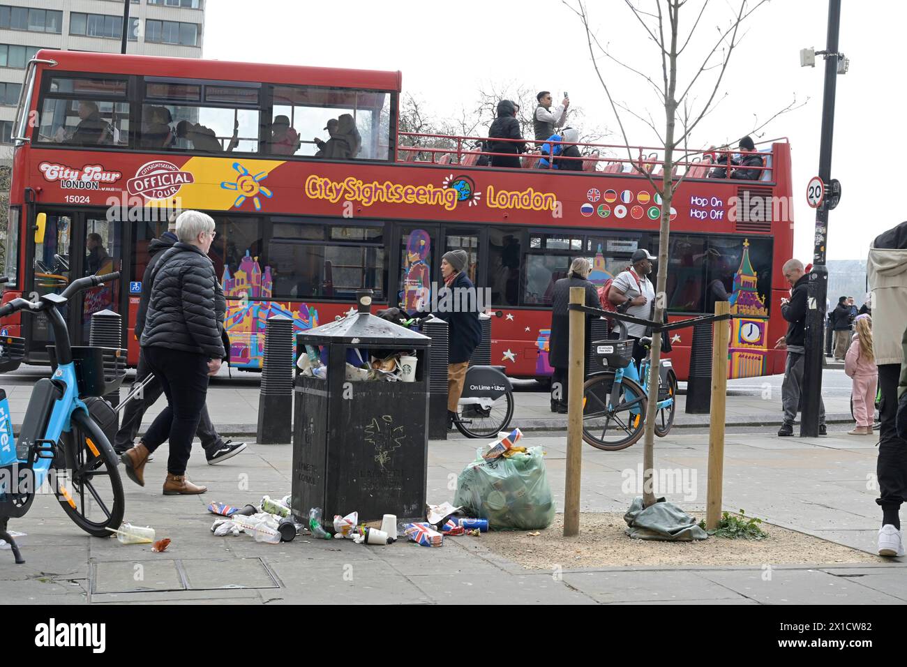 31.03.24 London, Sightseeing Bus, Müllsäcke liegen auf Londons Straßen ...