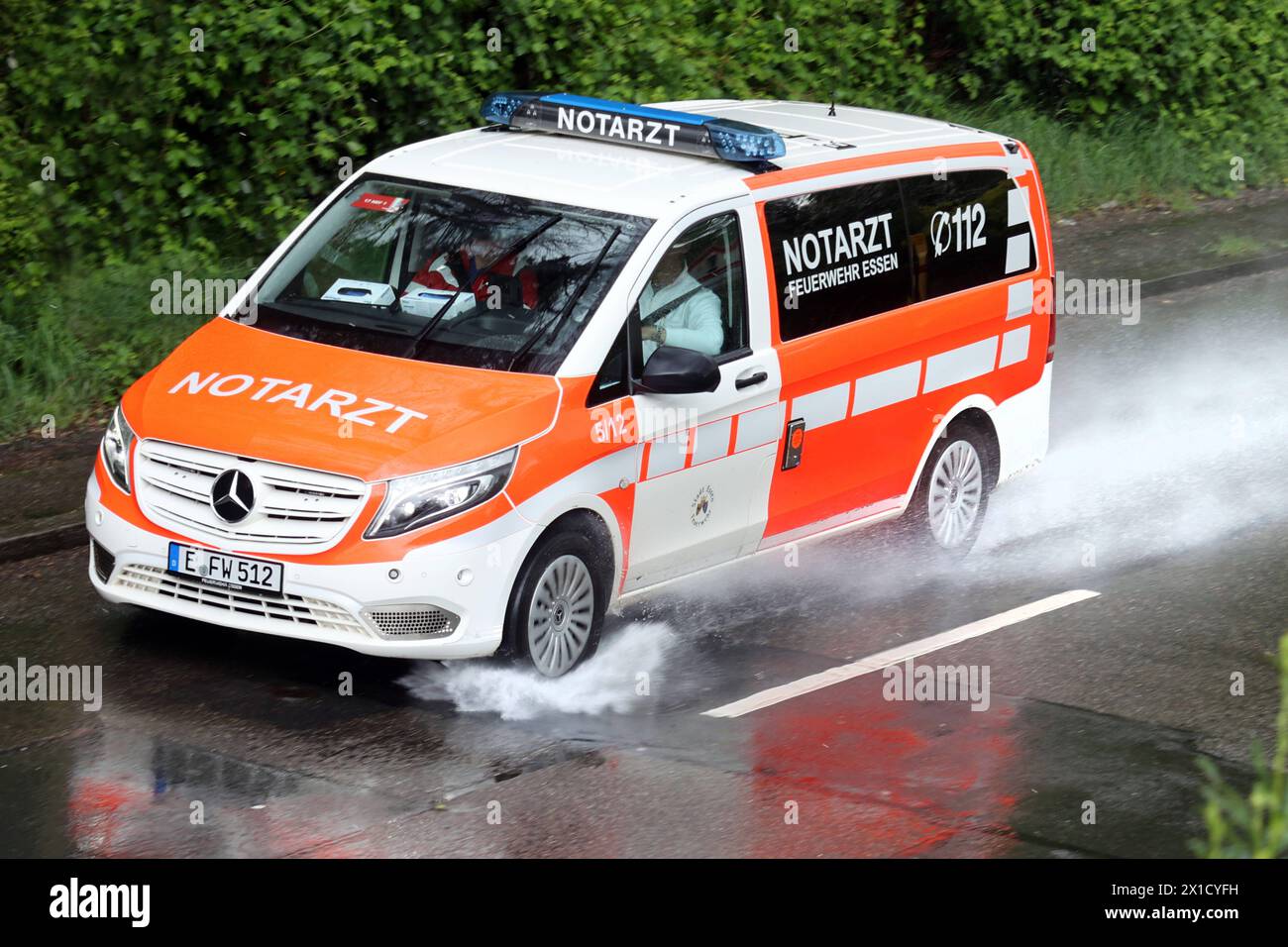 Rettungsdienst in der Stadt. Rettungsdienst bei Regen und Gewitter mit ...