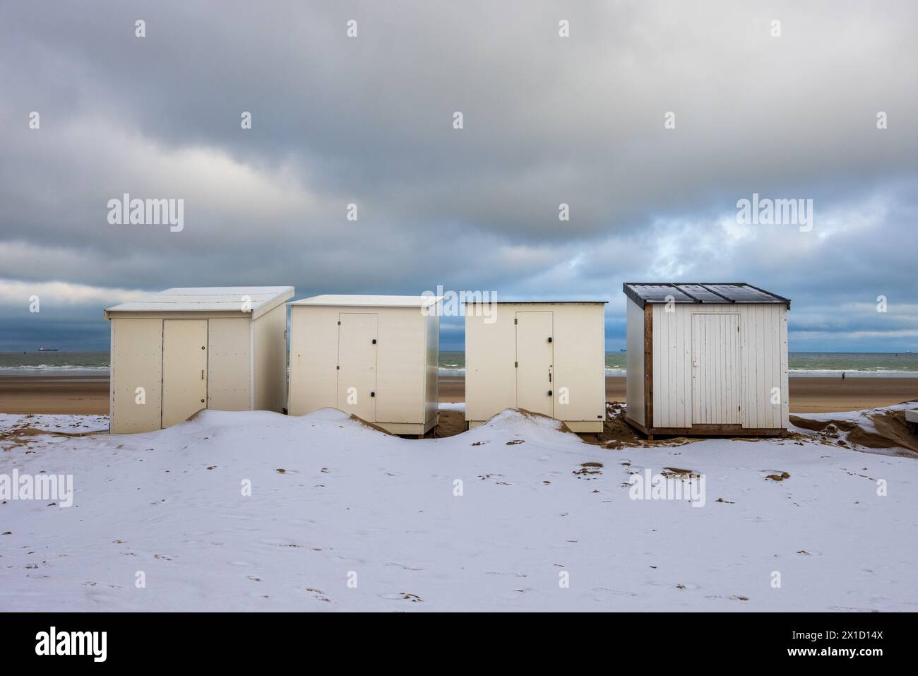 Les chalets de Calais sous la neige, France, Cote d'opale Stock Photo ...