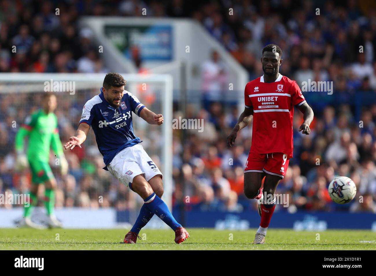 Sam Morsy of Ipswich Town and Emmanuel Latte Lath of Middlesbrough ...