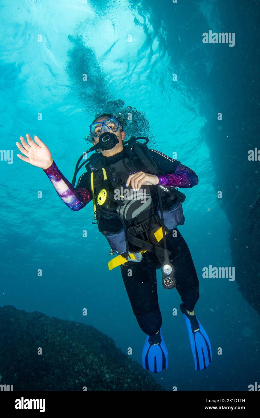 Australia scuba diving woman diver hi-res stock photography and images ...