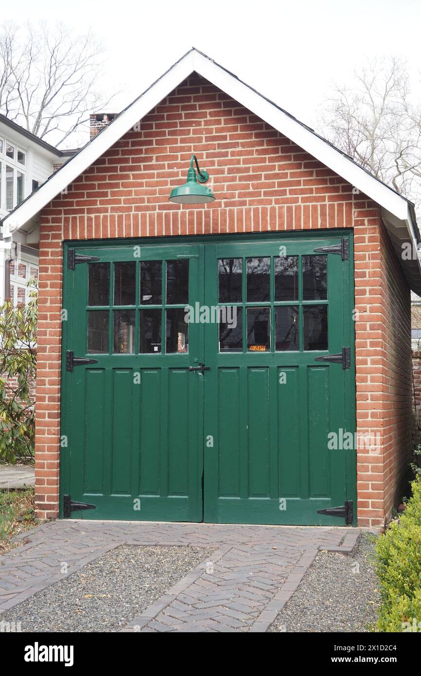 Car house garage london hi-res stock photography and images - Alamy