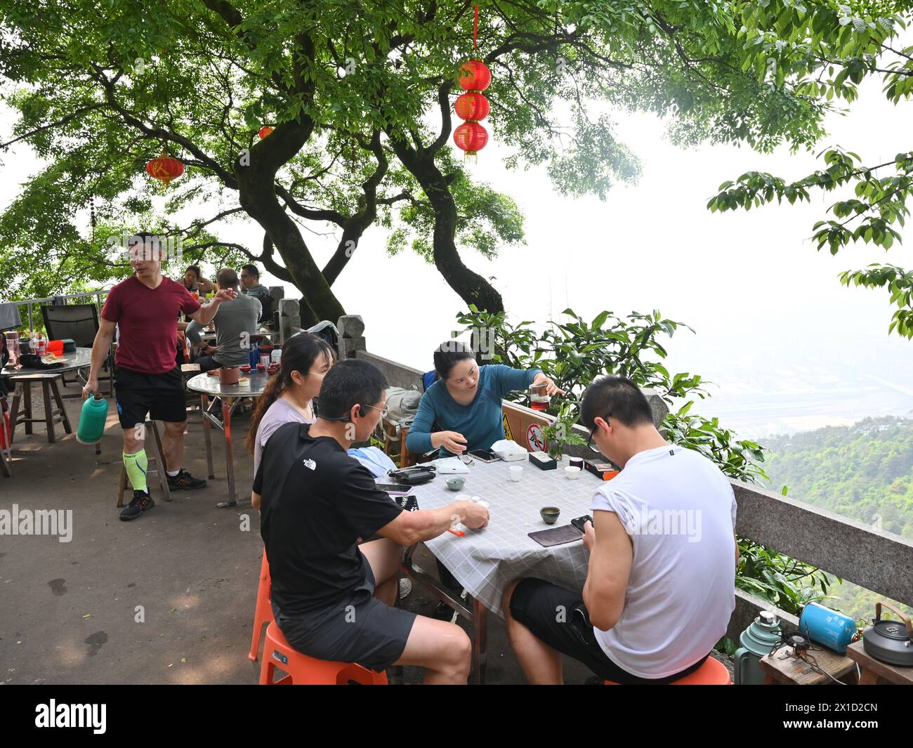 (240416) -- FUZHOU, April 16, 2024 (Xinhua) -- Hikers take a rest and ...