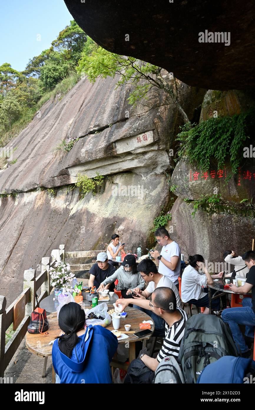 (240416) -- FUZHOU, April 16, 2024 (Xinhua) -- Hikers take a rest and ...
