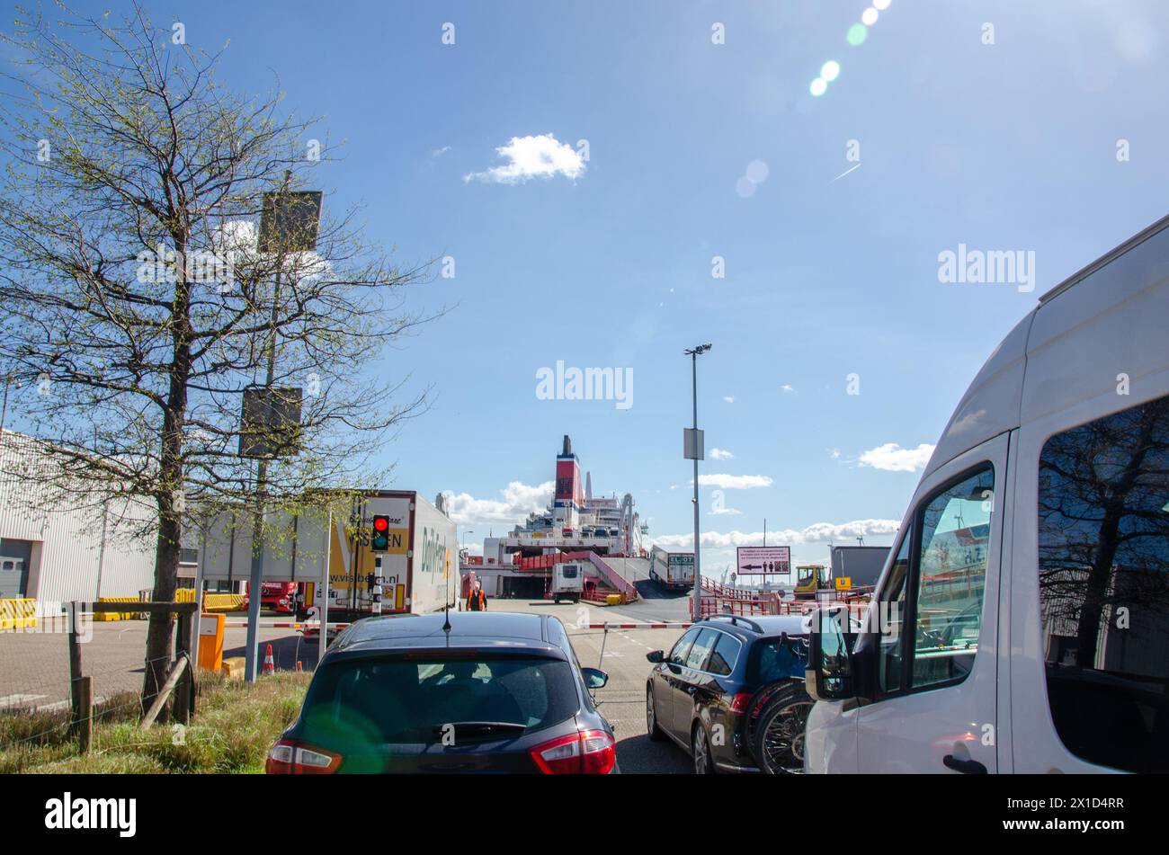 Cars and passengers waiting to board a Stena Line ferry, Hook of ...