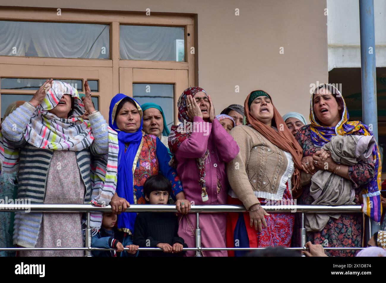 Relatives of victims crying, india hi-res stock photography and images ...