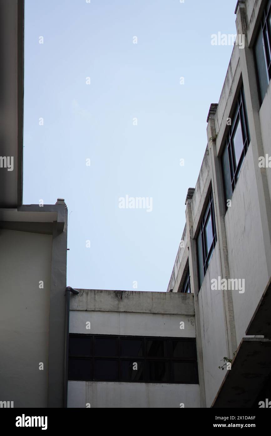 Dark blue sky with no clouds hi-res stock photography and images - Alamy