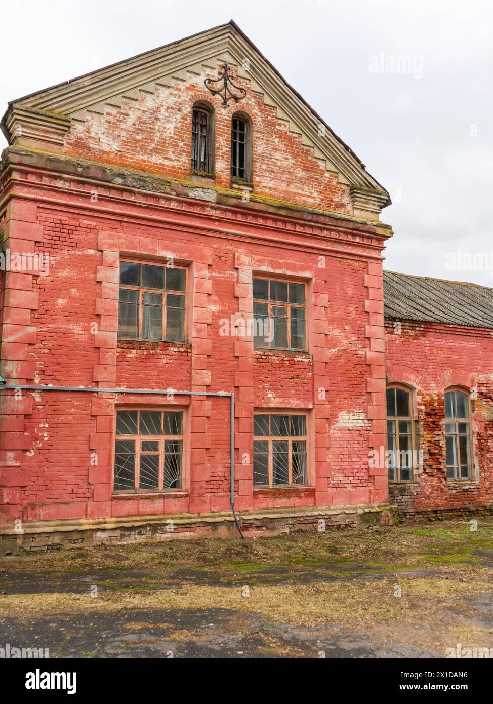 old abandoned red brick building Stock Photo - Alamy