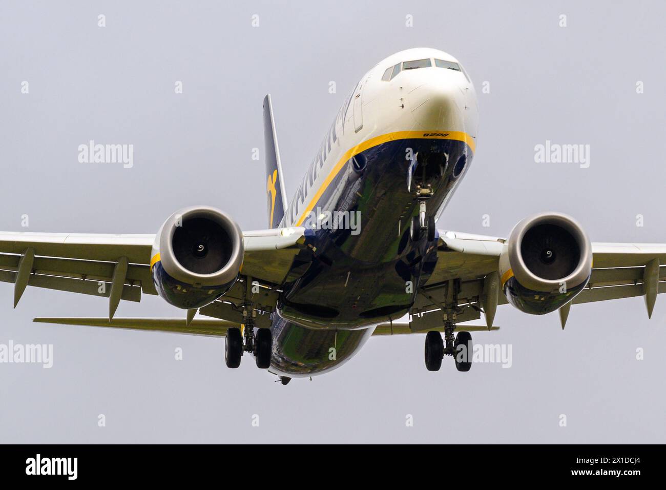 A Ryanair Boeing 737 MAX 8 on final approach to runway 15 at Birmingham ...