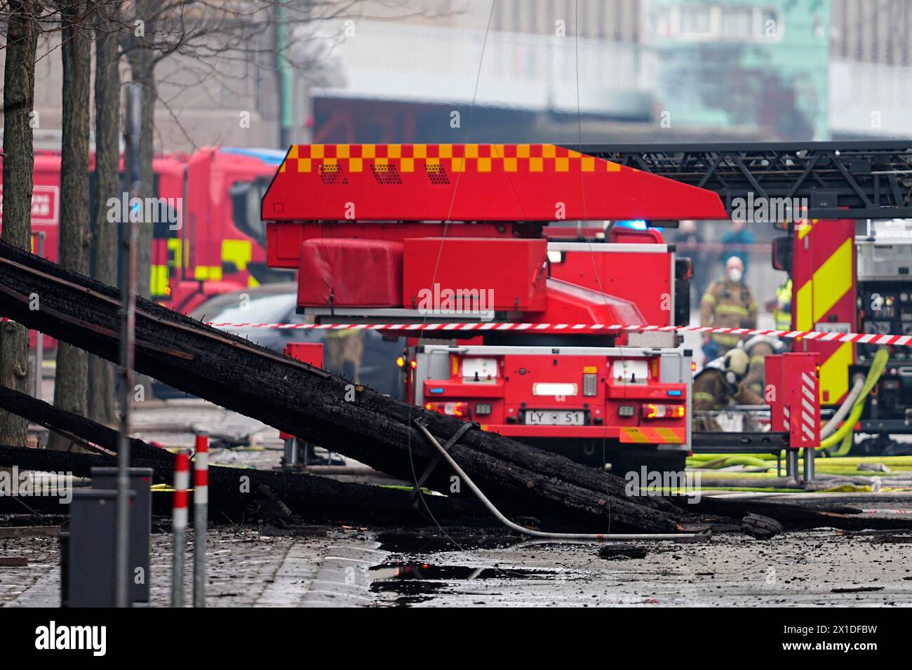The burnt-out tower lies on the ground. Boersen is burning in ...