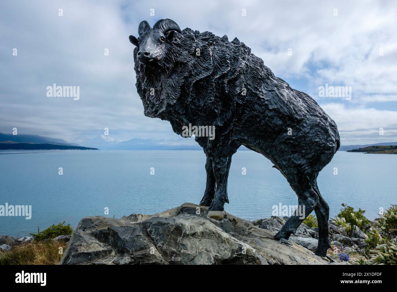 Pukaki sculpture hi-res stock photography and images - Alamy
