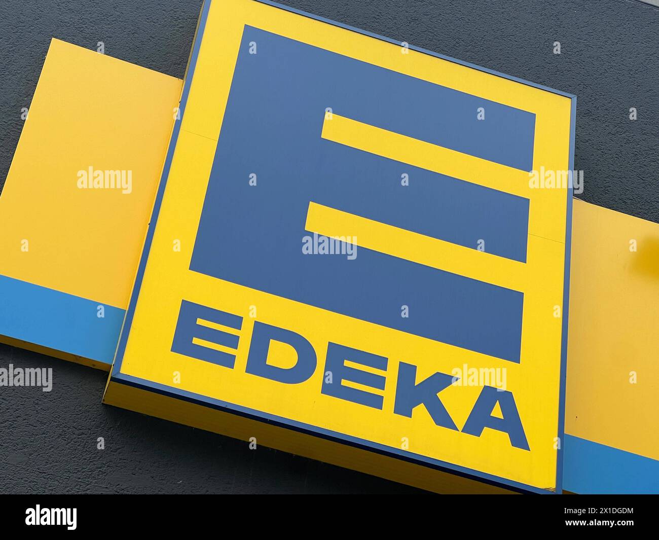 Außenwerbung Logo EDEKA *** Outdoor advertising logo EDEKA Copyright ...