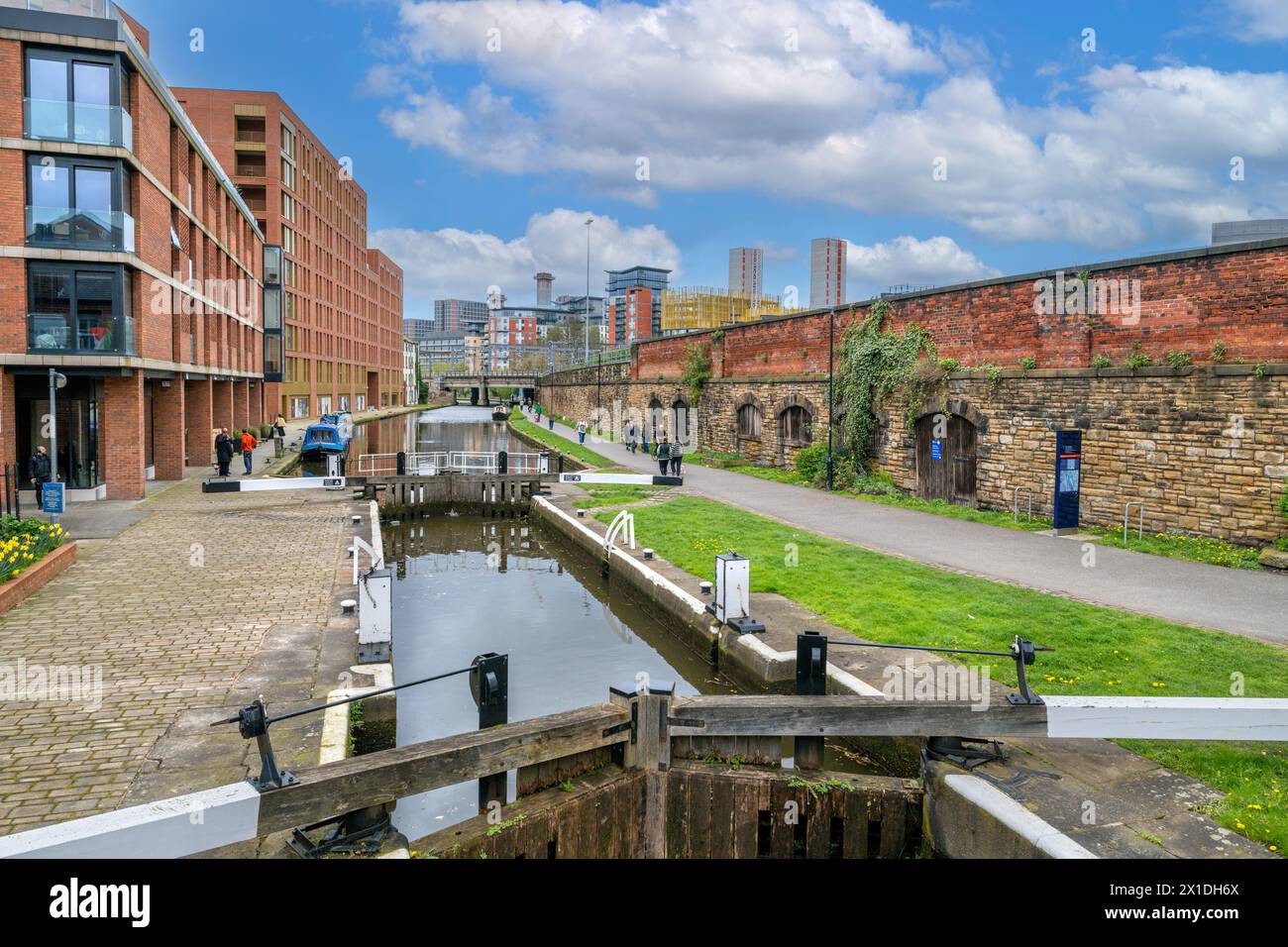 The Leeds and Liverpool Canal at Granary Wharf, Leeds, West Yorkshire ...