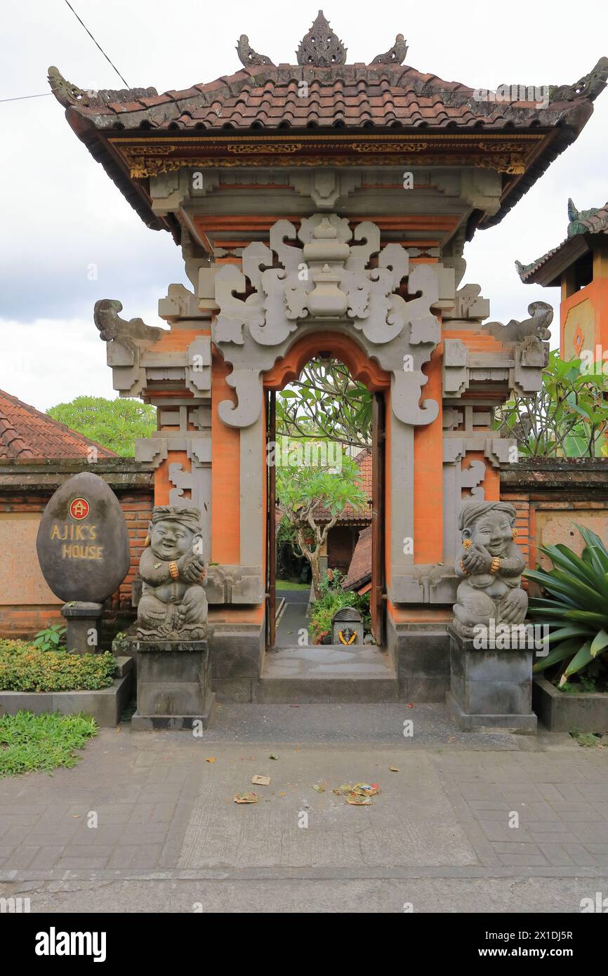 Entrance traditional balinese house door hi-res stock photography and ...