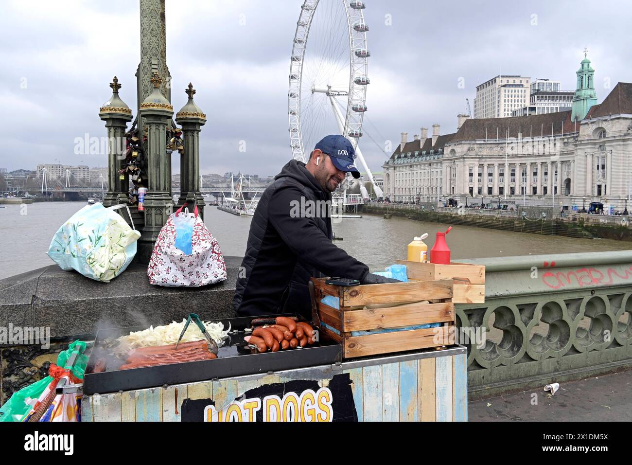 London 14.04.24: Hot Dog Stand, Wurst, Essen, Straßenszenen in London ...