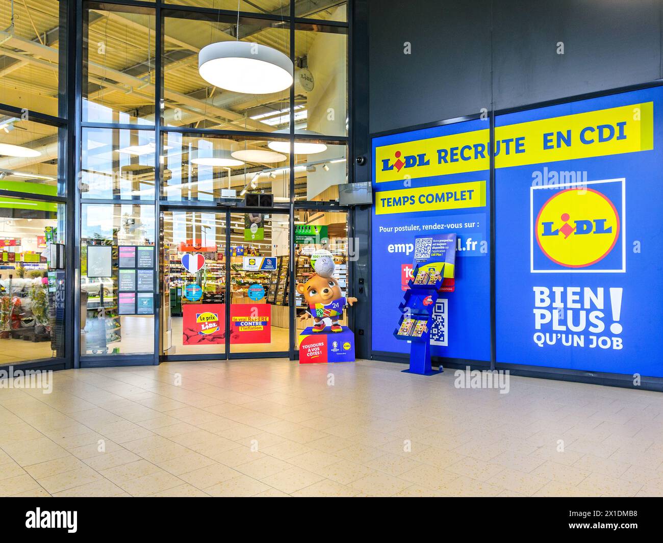 Automatic doors hi-res stock photography and images - Alamy