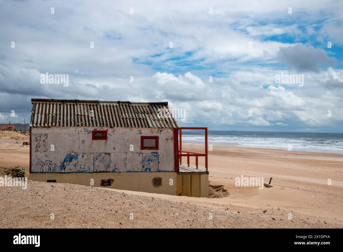 Abandoned beach house hi-res stock photography and images - Alamy