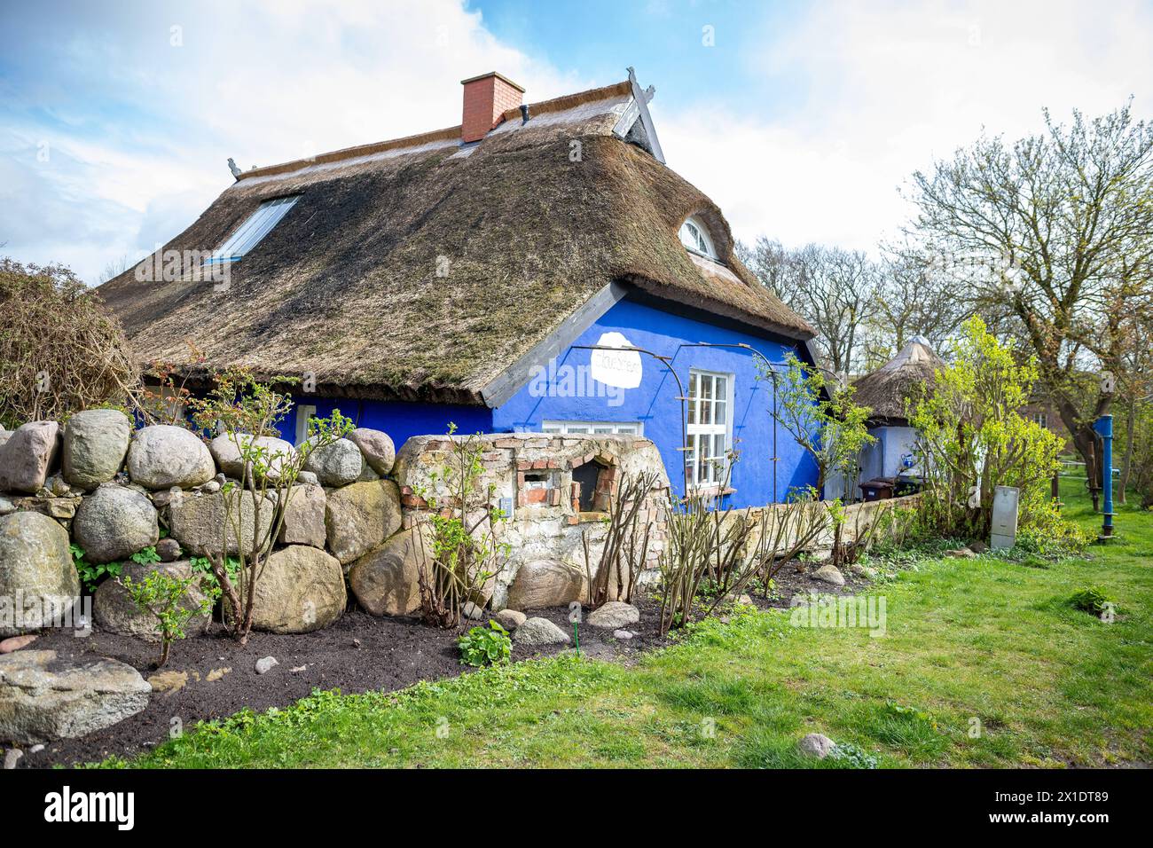 Blick auf die Blaue Scheune in Vitte. GER, Insel Hiddensee, Rügen ...