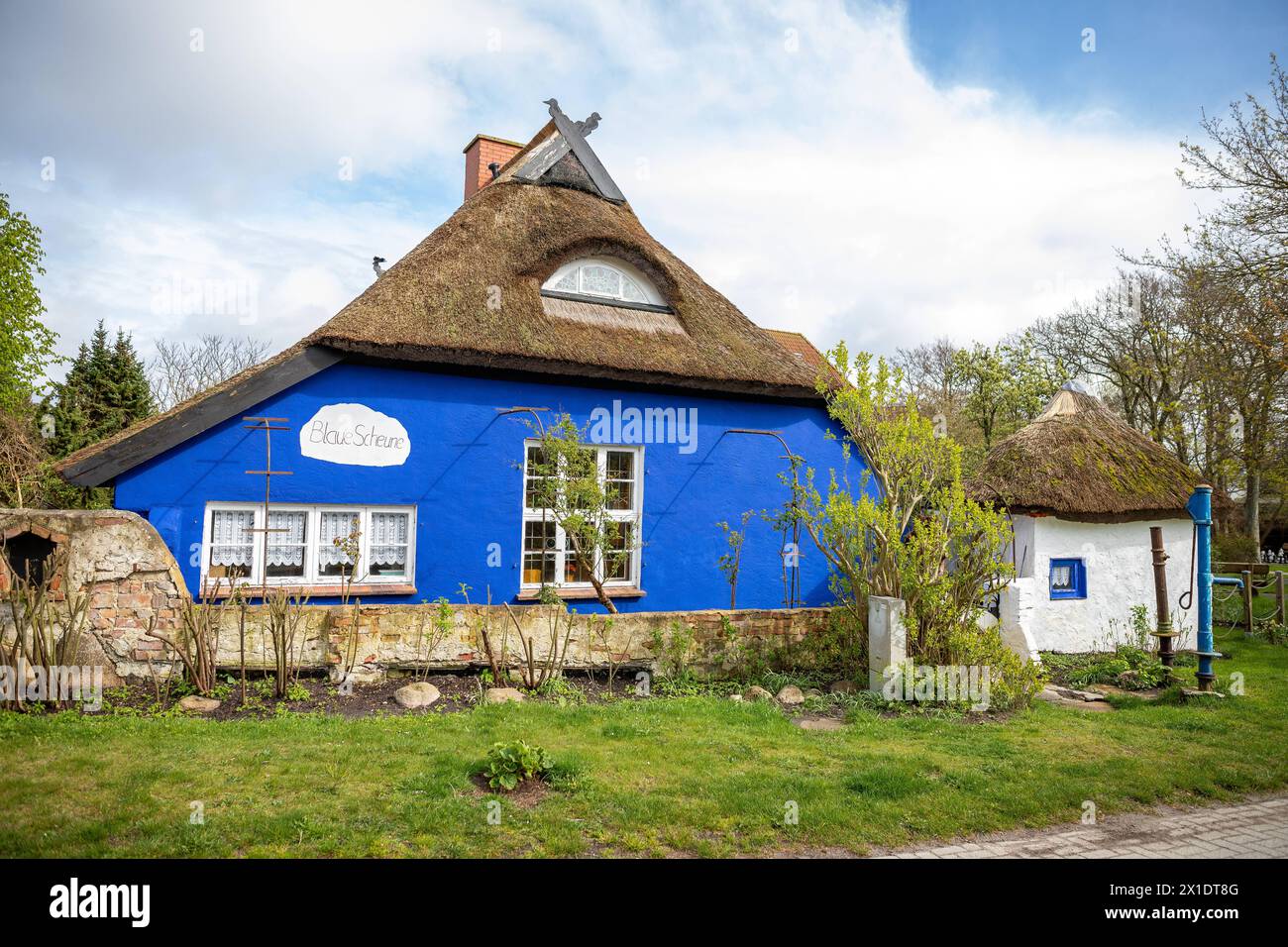 Blick auf die Blaue Scheune in Vitte. GER, Insel Hiddensee, Rügen ...