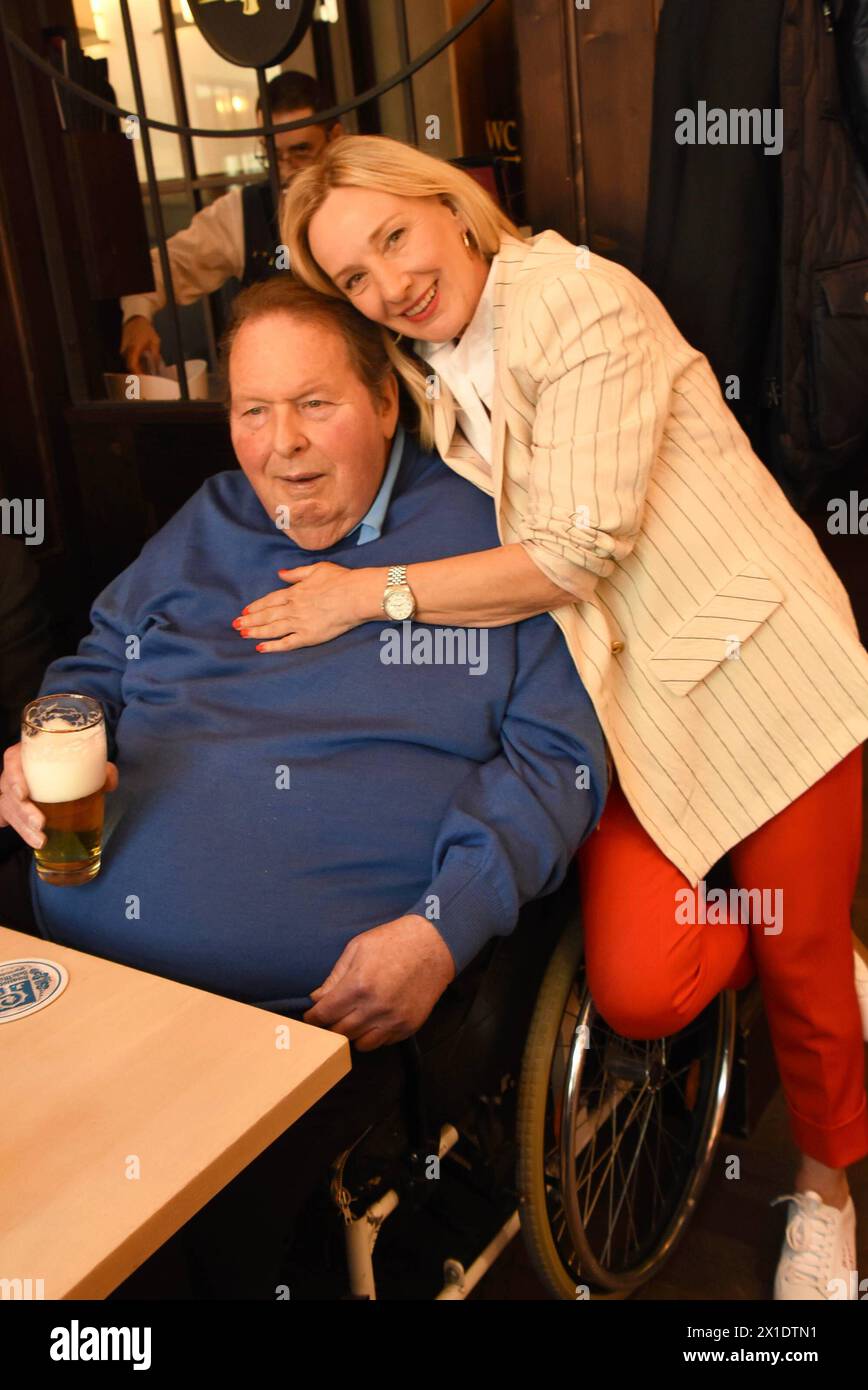 Ottfried Simone Fischer Schauspieler Muenchen 16.04.2024 Haxen Grill ...