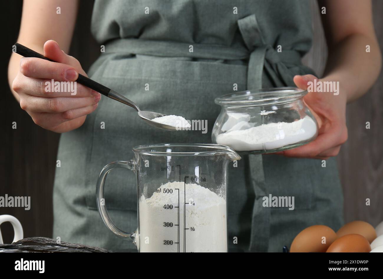 Adding baking soda glass hi-res stock photography and images - Alamy