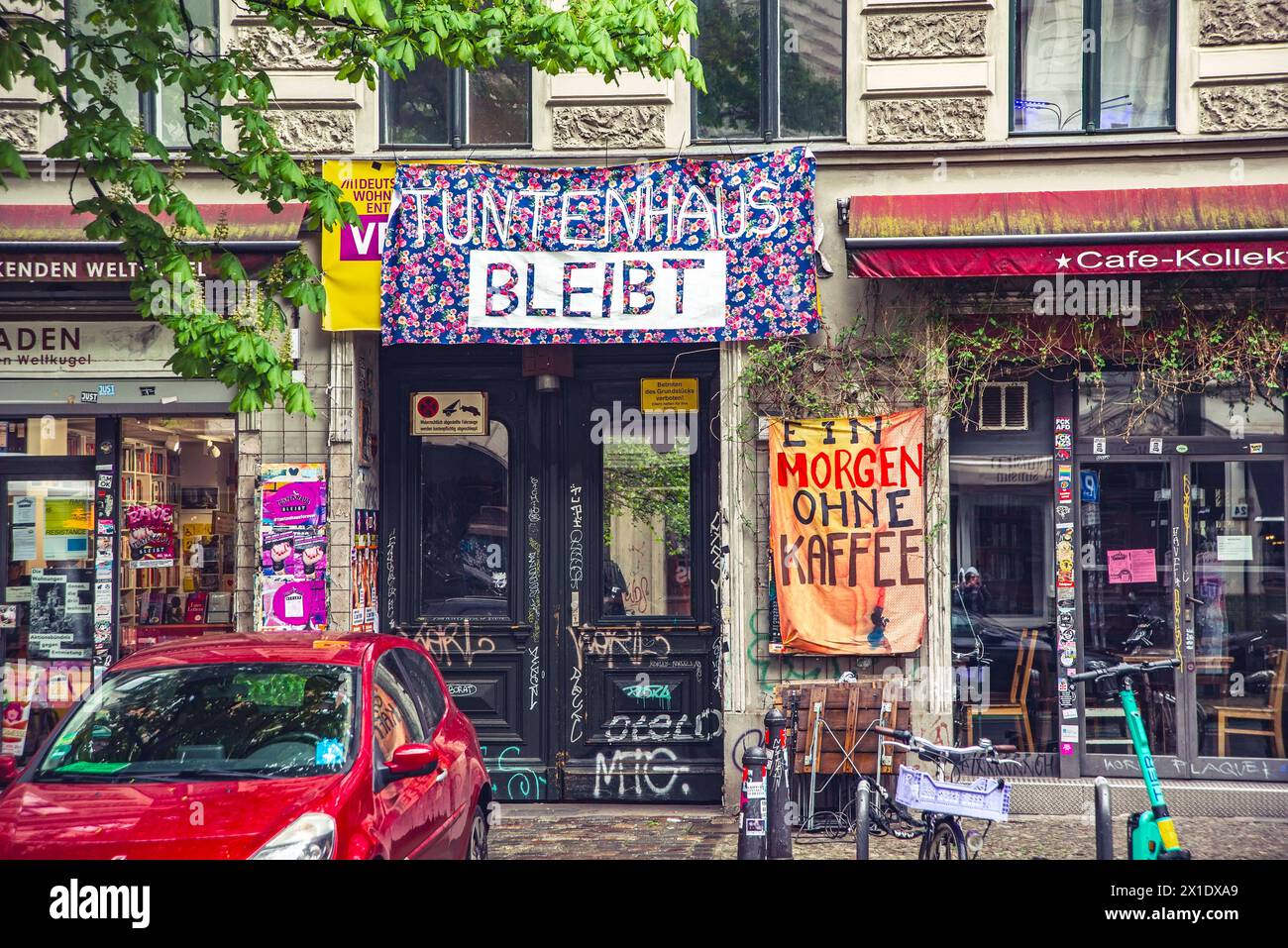 16 . 04 . 2024 , Berlin / Prenzlauer Berg : Das Tuntenhaus in der Kastanienallee 86 - ein ...