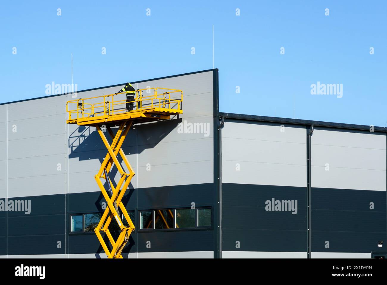 High elevated yellow self propelled scissor lift working platform with ...