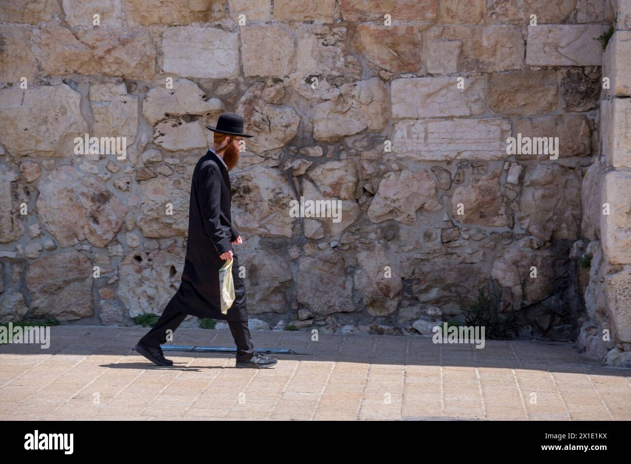 Jewish man from the Hasidim sect, walking in Jerusalem Stock Photo - Alamy